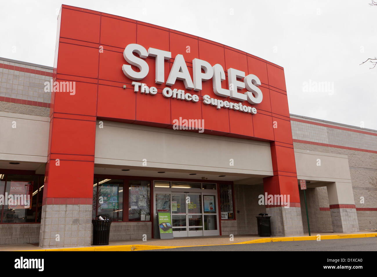 Staples retail store Stock Photo - Alamy