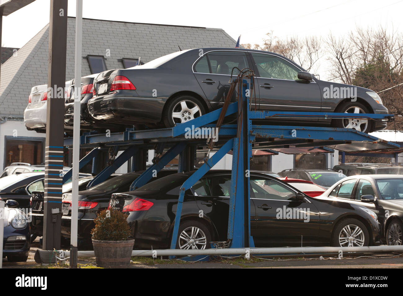 Car parking lift hi-res stock photography and images - Alamy