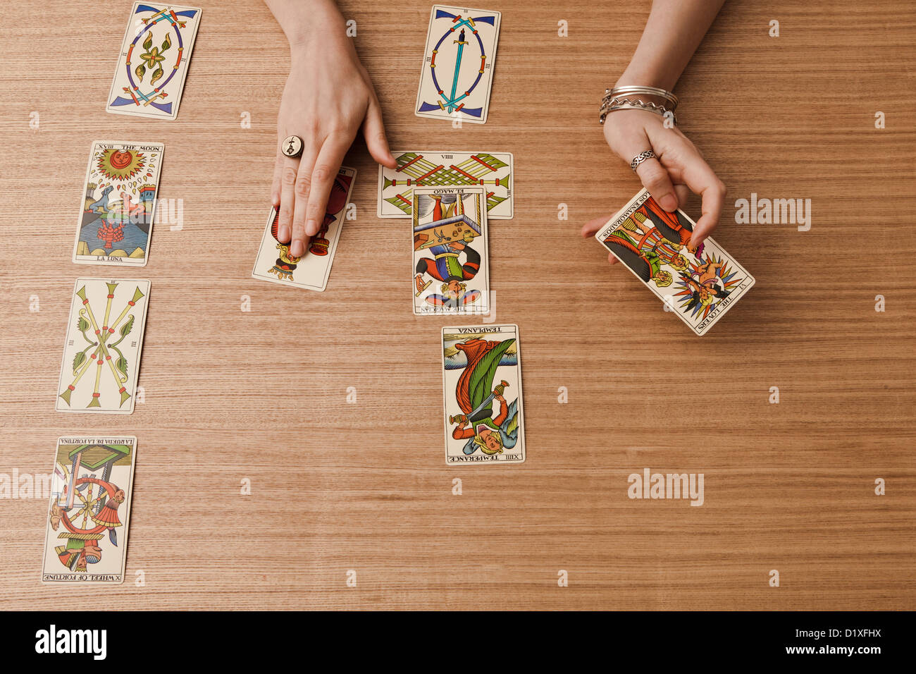 Hands and tarots hi-res stock photography and images - Alamy