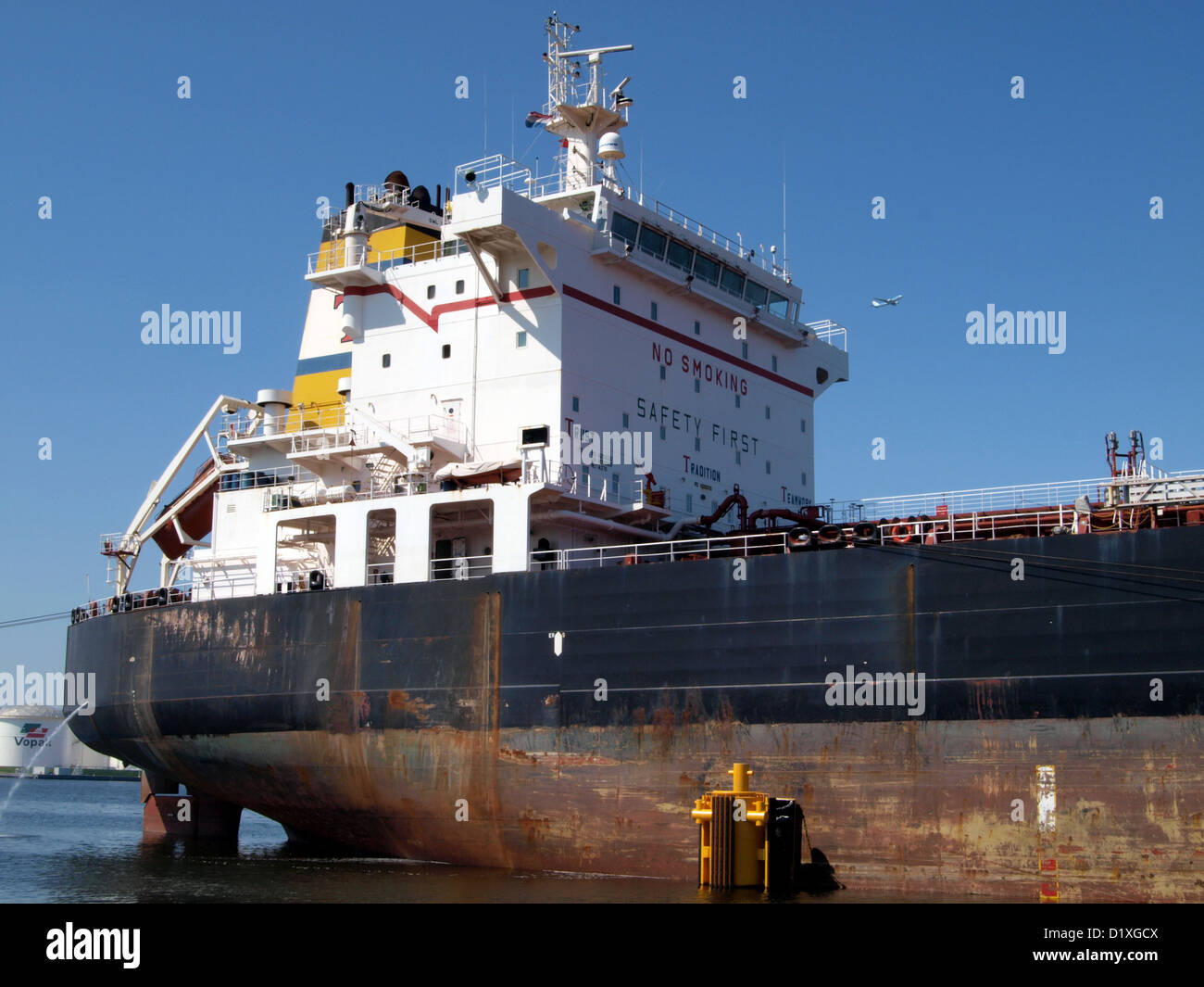 Sea ship oil pollution hi-res stock photography and images - Alamy