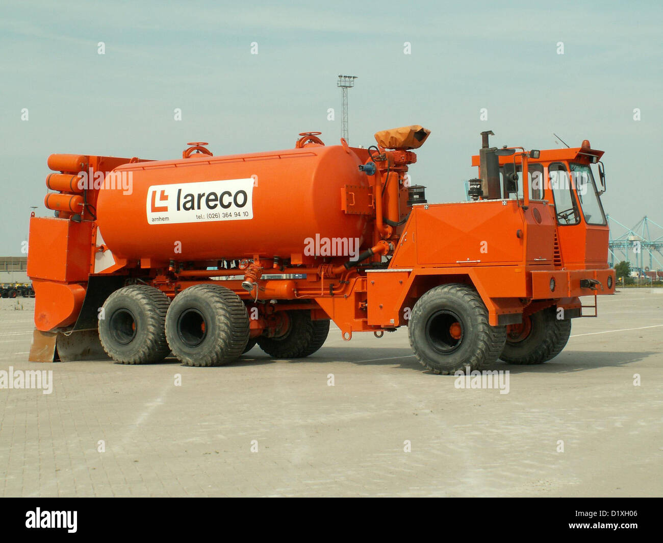The bulk cement lorry truck is a specialized vehicle designed for ...