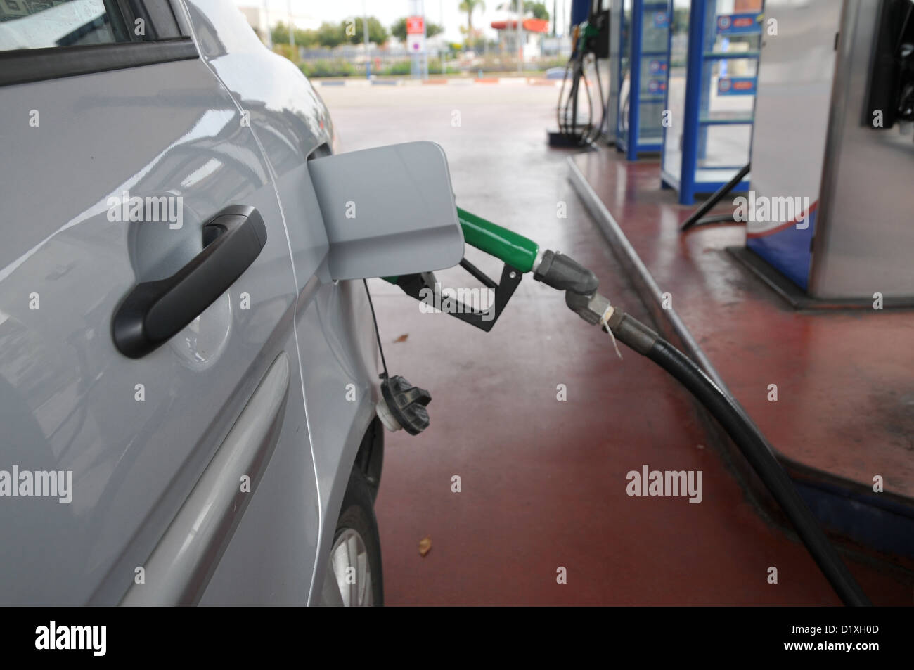 filling up unleaded petrol at a petrol station Stock Photo - Alamy