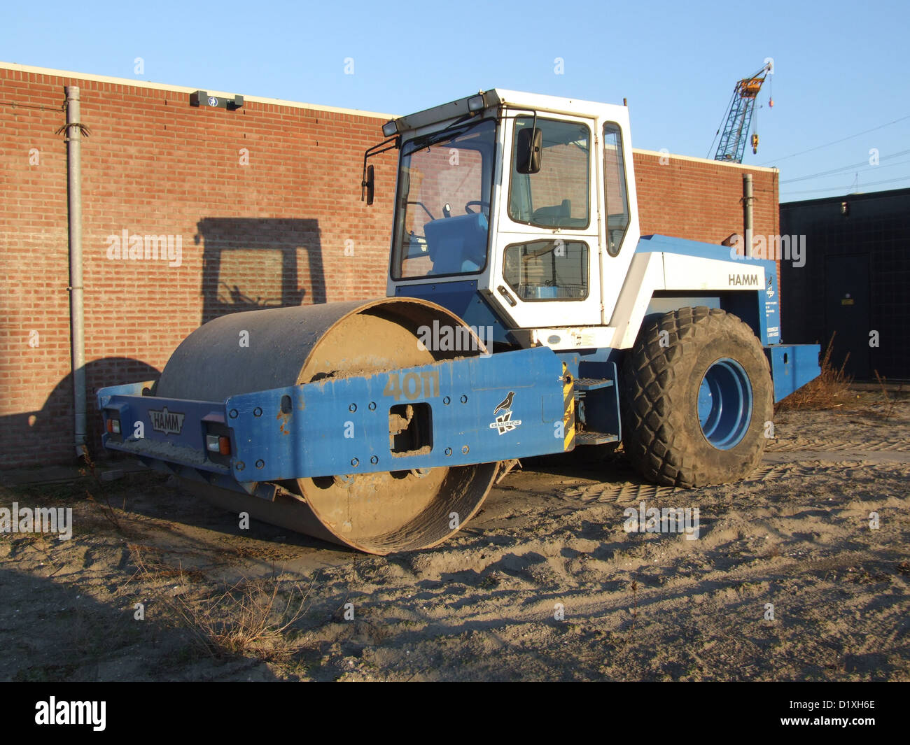 The Hamm 40115283 road roller is a heavy-duty construction vehicle ...