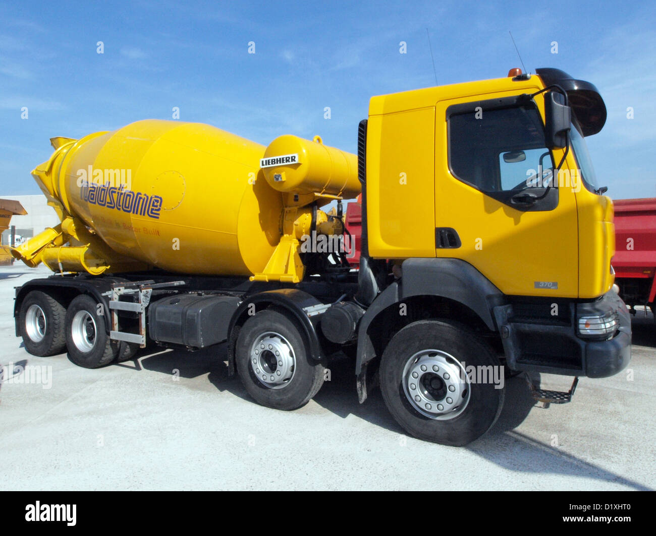 The Renault 370 Kerax Liebherr is a heavy-duty military vehicle, known ...