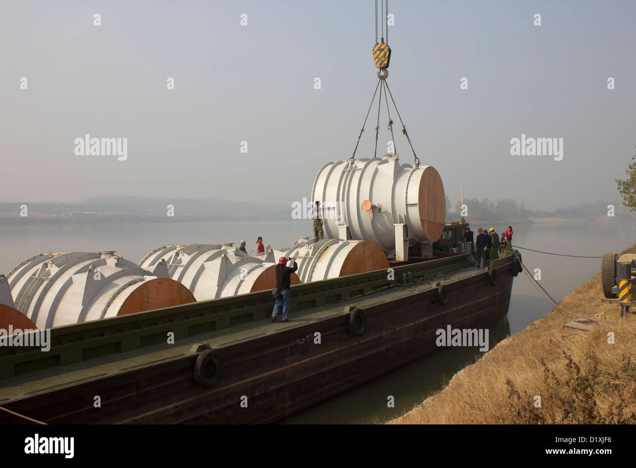 Barge being lifted hi-res stock photography and images - Alamy