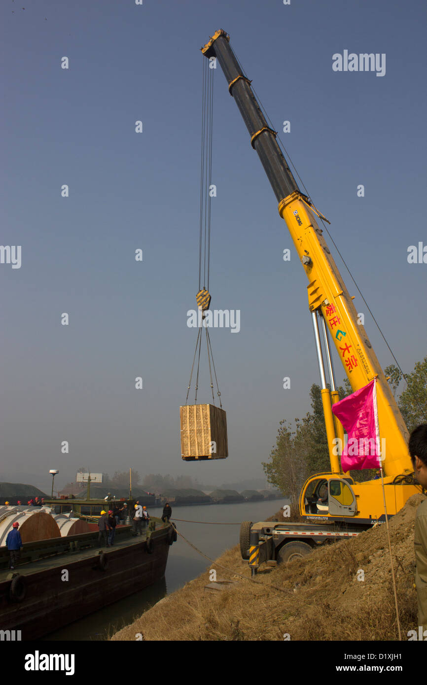 Crane lifting large wooden box hi-res stock photography and images - Alamy