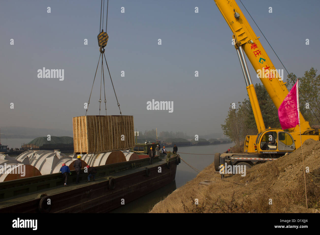 Crane lifting large wooden box hi-res stock photography and images - Alamy