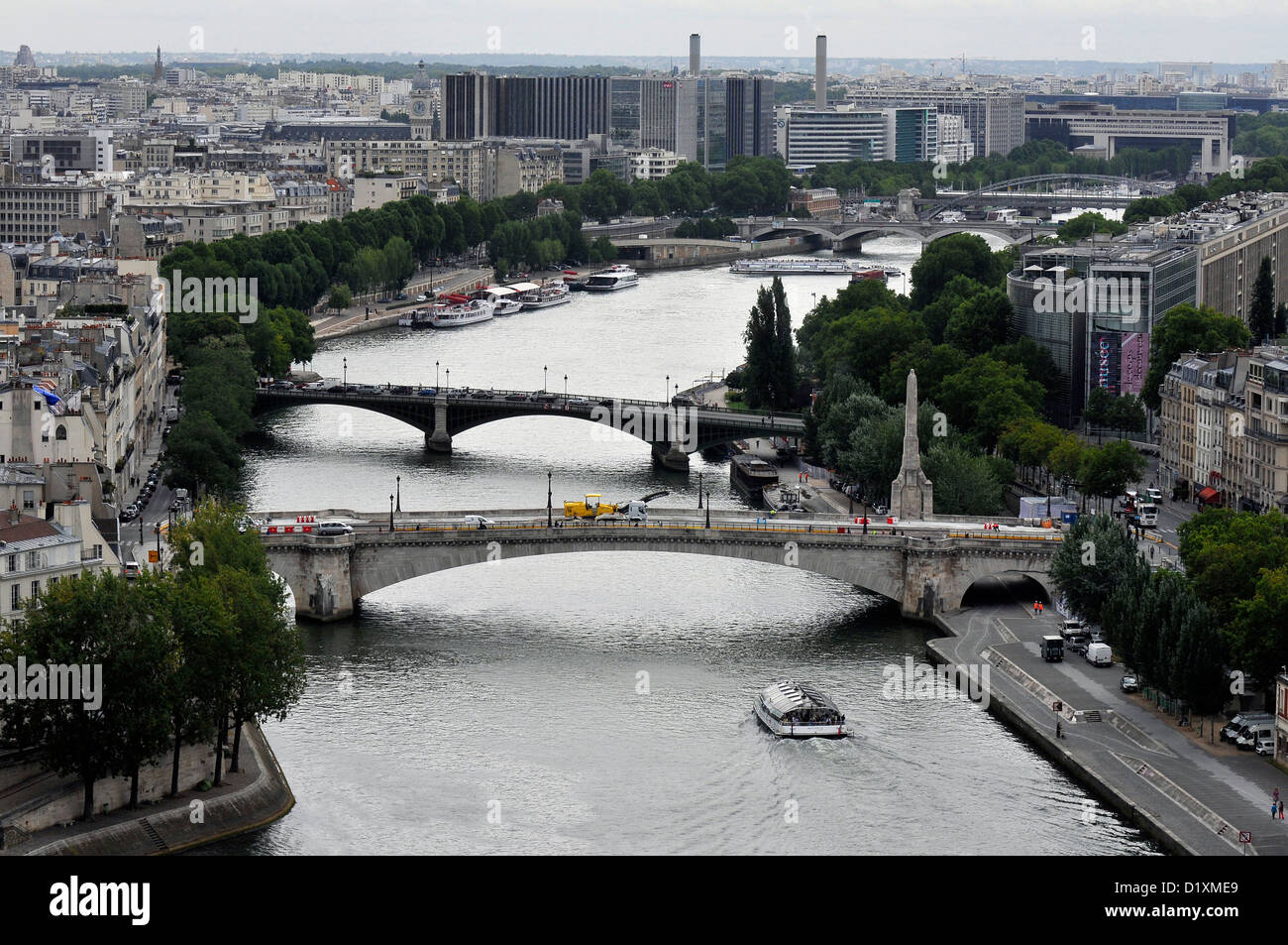 The bridge view of the seine hi-res stock photography and images - Alamy