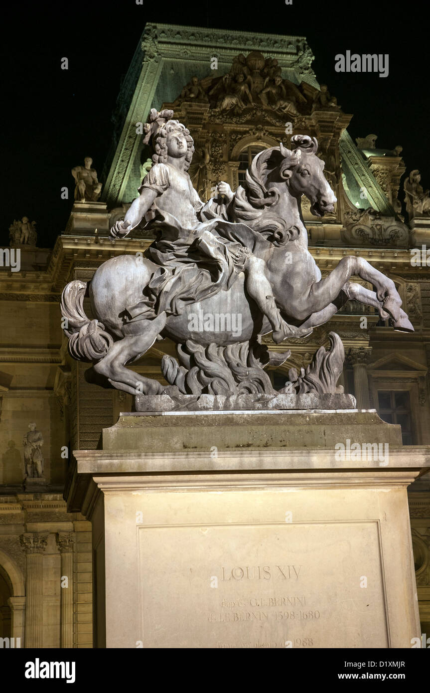 One of the statues surrounding the Louvre, Paris Stock Photo - Alamy