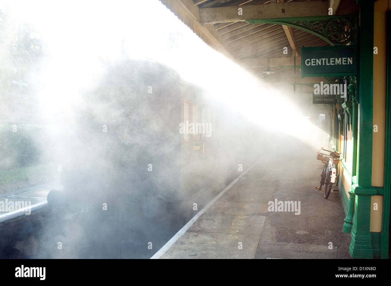 Vintage steam train leaving station hi-res stock photography and images ...