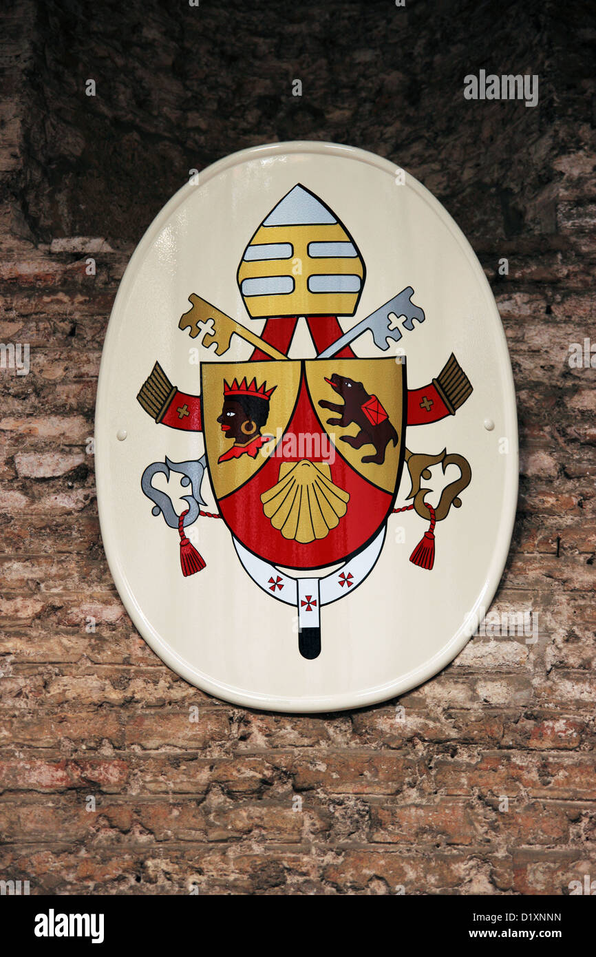 Heraldry coat arms vatican coat hi-res stock photography and images - Alamy