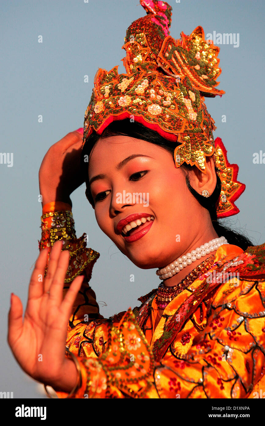 Traditional dance performance burmese dancing hi-res stock photography ...