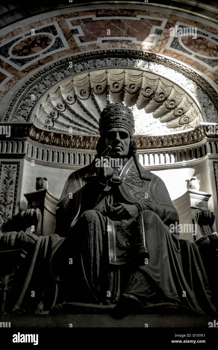 Statue at the vatican city hi-res stock photography and images - Alamy