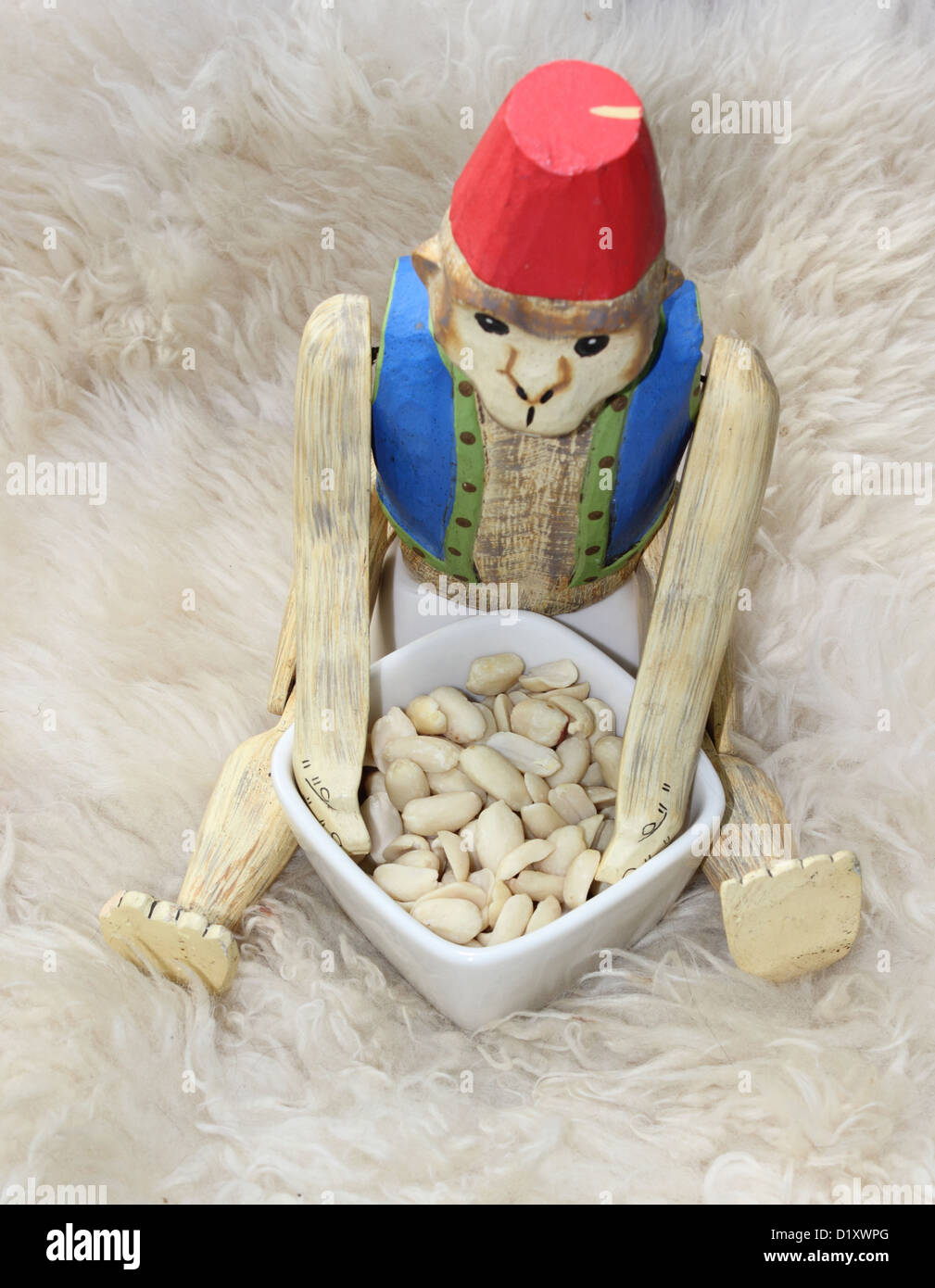 Monkey eating nuts hi-res stock photography and images - Alamy