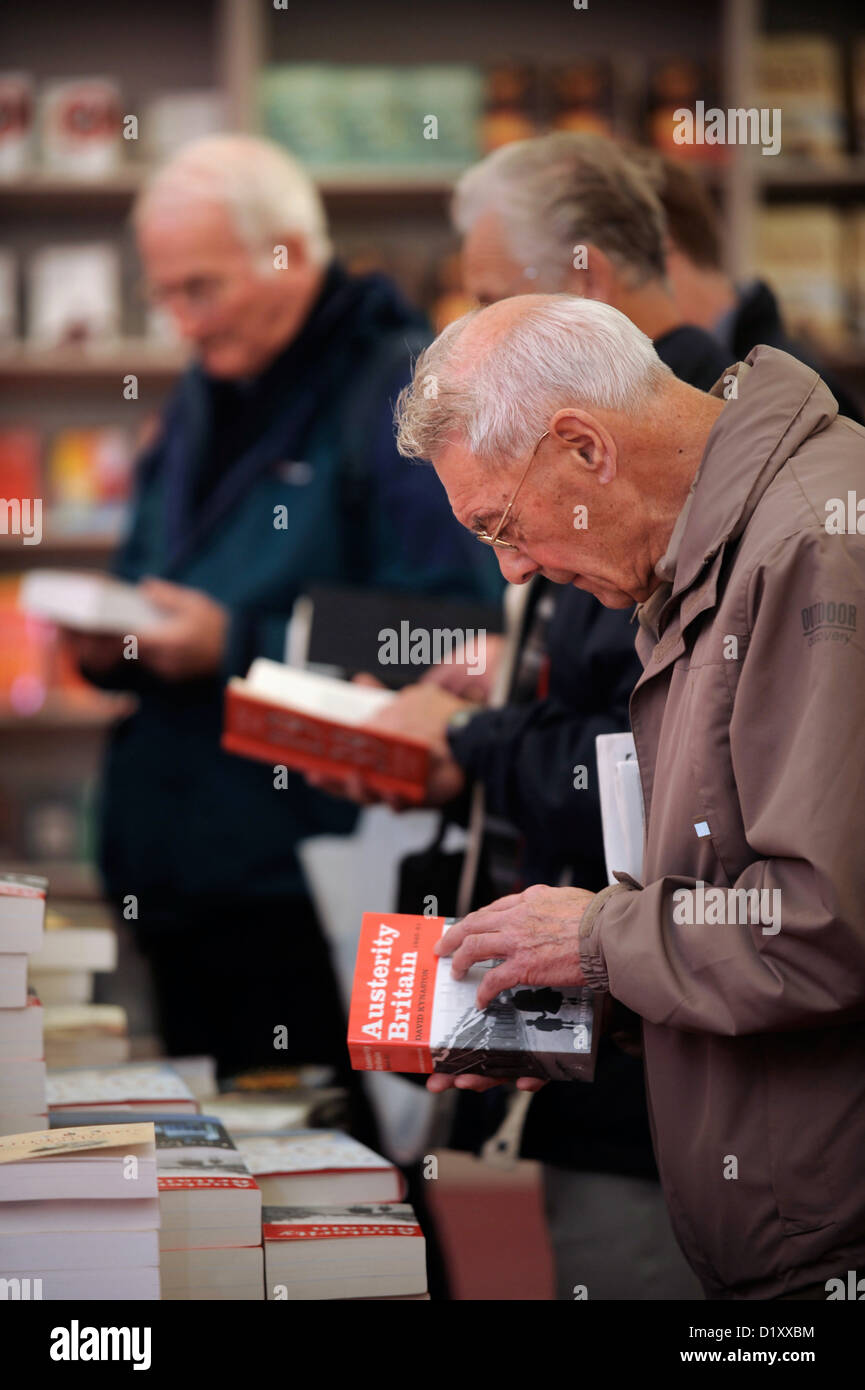 Browsing bookshop uk hi-res stock photography and images - Alamy