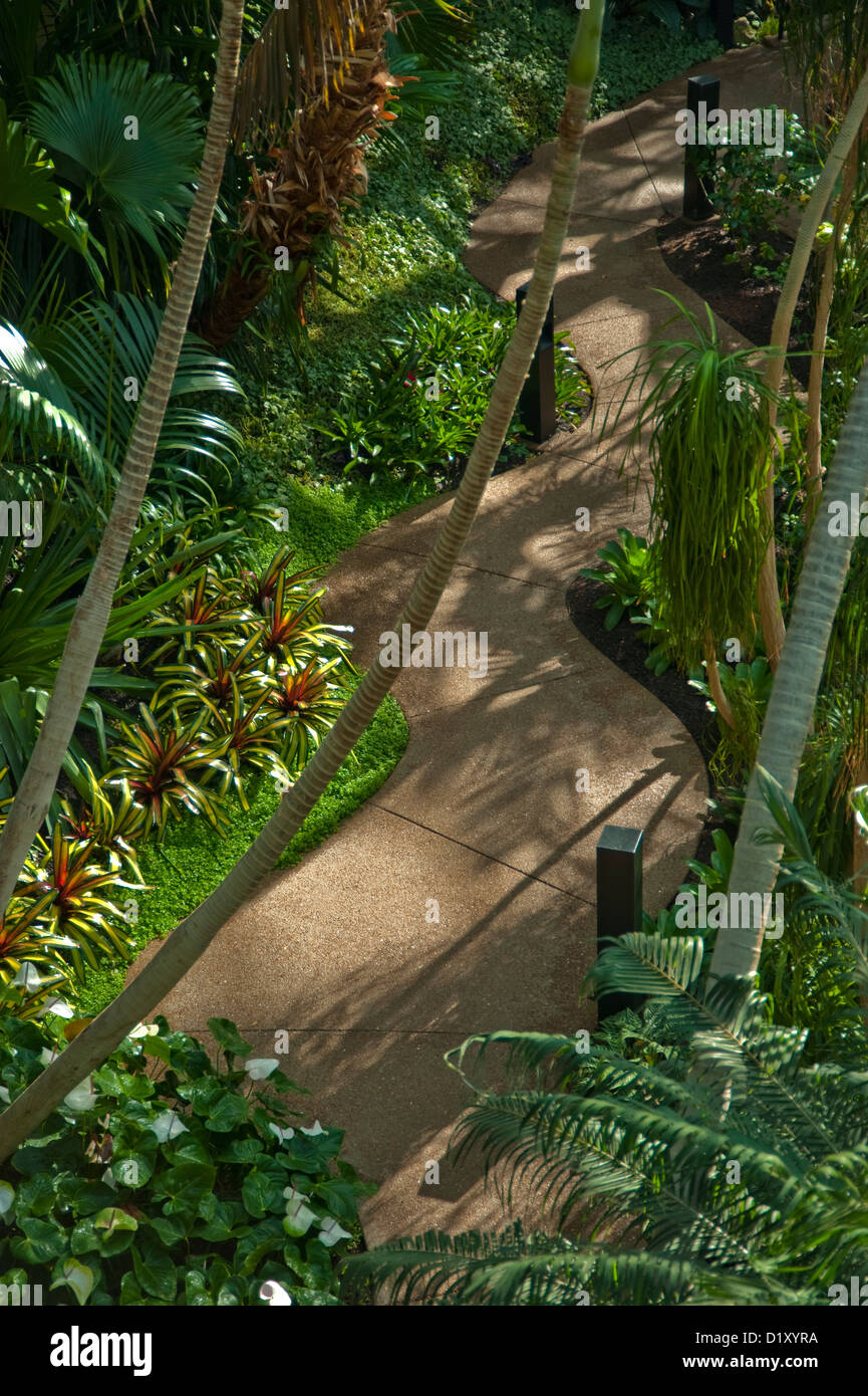 Curved path garden hi-res stock photography and images - Alamy