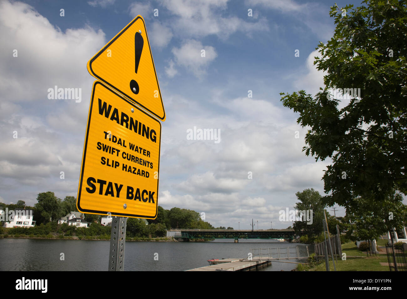 Warning sign of tidal waters and swift currents of the East River in ...