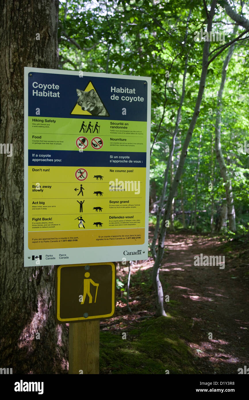 Coyote warning sign hi-res stock photography and images - Alamy