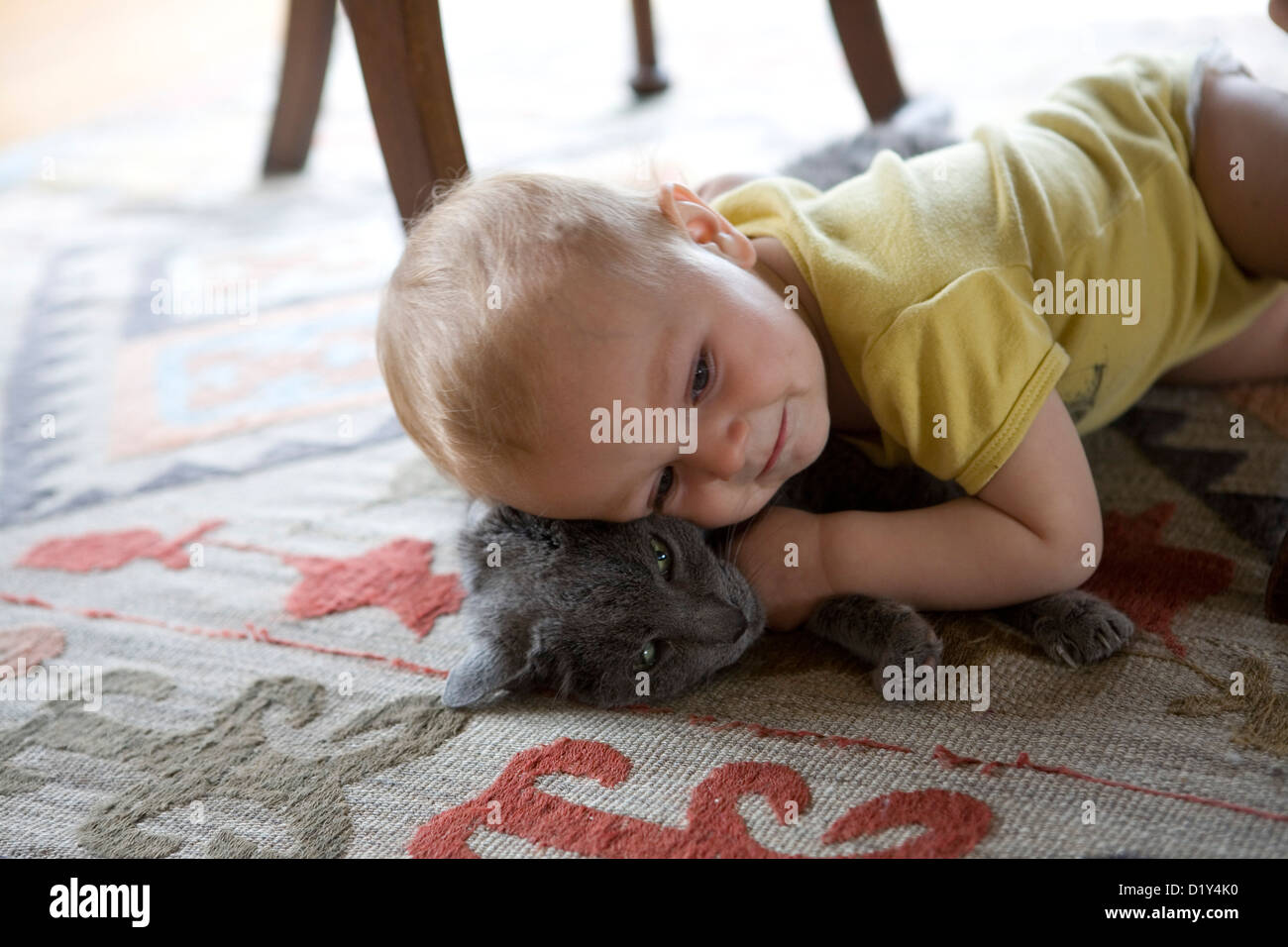 Baby cuddle hi-res stock photography and images - Alamy