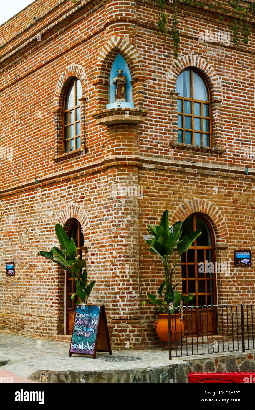 Brick building corner hi-res stock photography and images - Alamy