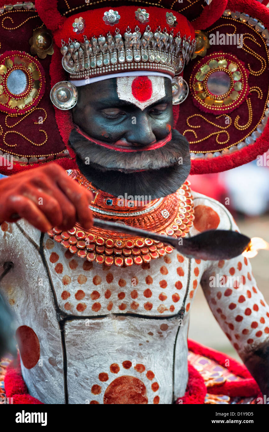Theyyam traditional ceremonial mask ceremonial hi-res stock photography ...