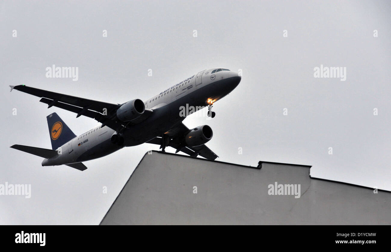 Plane over building hi-res stock photography and images - Alamy