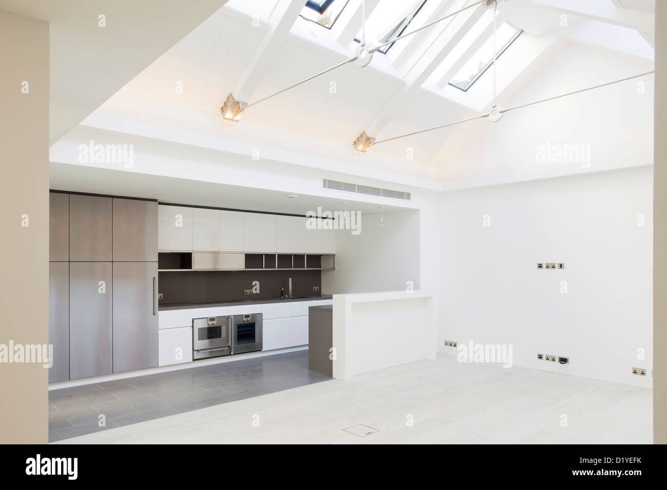 Hat & Beaver Building, London, United Kingdom. Architect: Sturgis ...