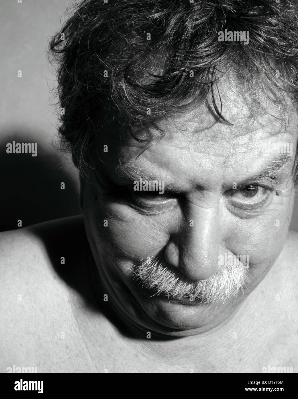 Askance hi-res stock photography and images - Alamy