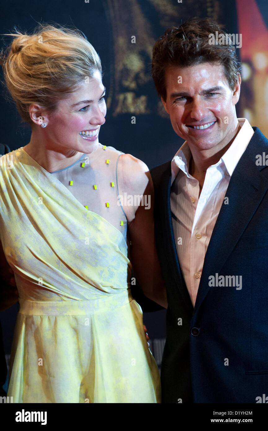 Jack reacher rosamund pike hi-res stock photography and images - Alamy