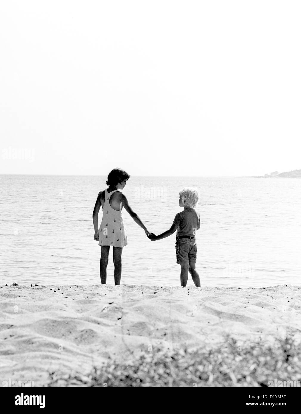 Children in the seashore hi-res stock photography and images - Alamy