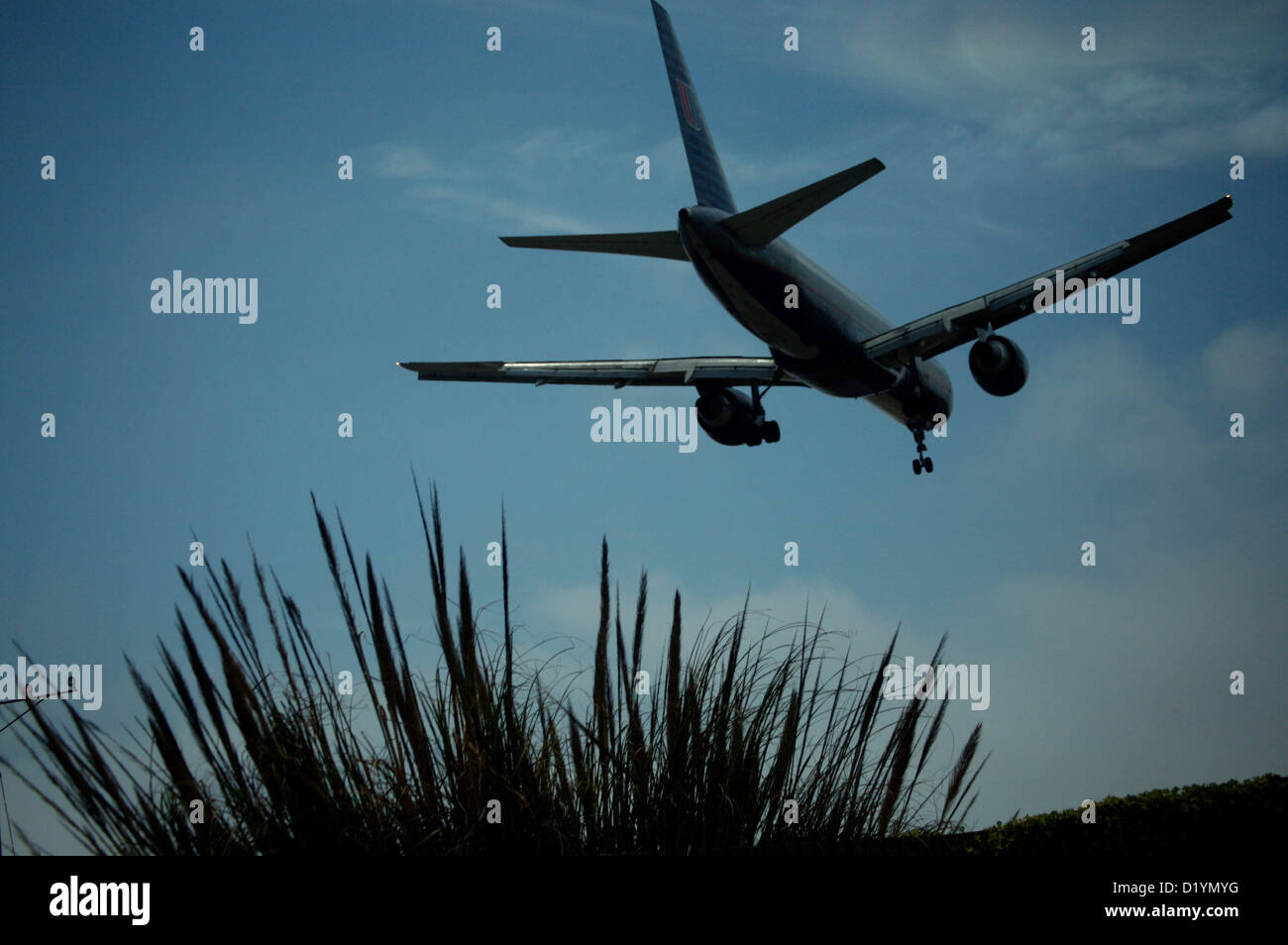 Plane coming in for landing Stock Photo - Alamy