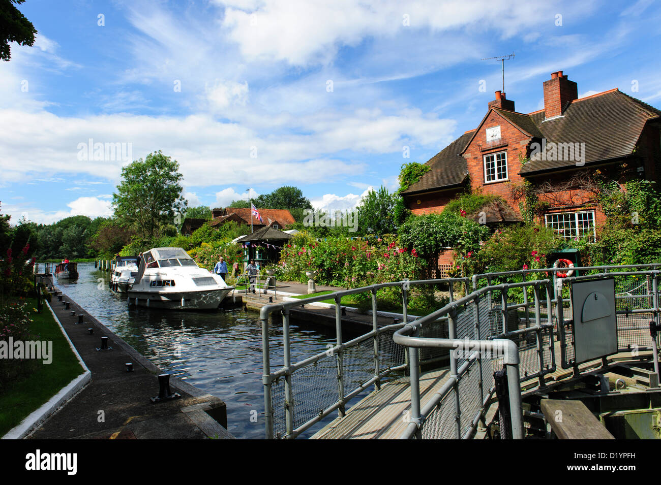 Sonning Lock High Resolution Stock Photography and Images - Alamy