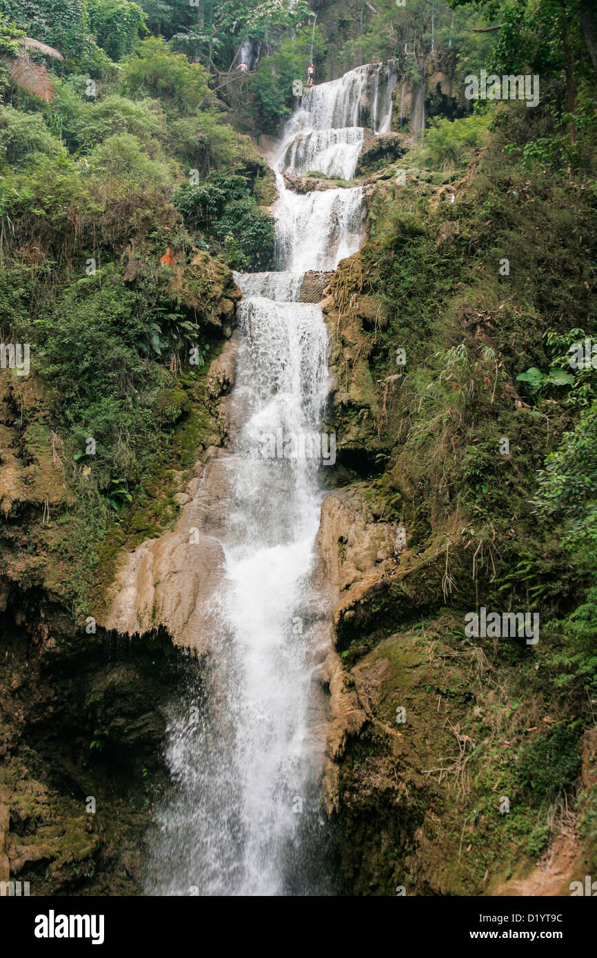 Tat Yeung waterfalls on the Bolaven Plateau, Champasak Province ...