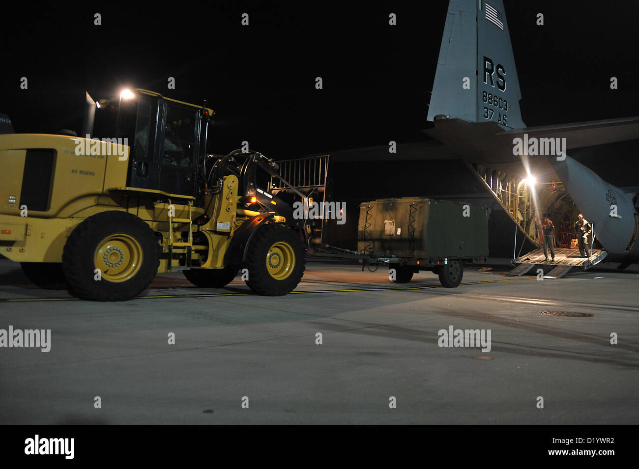 Hercules aircraft military loading hi-res stock photography and images ...