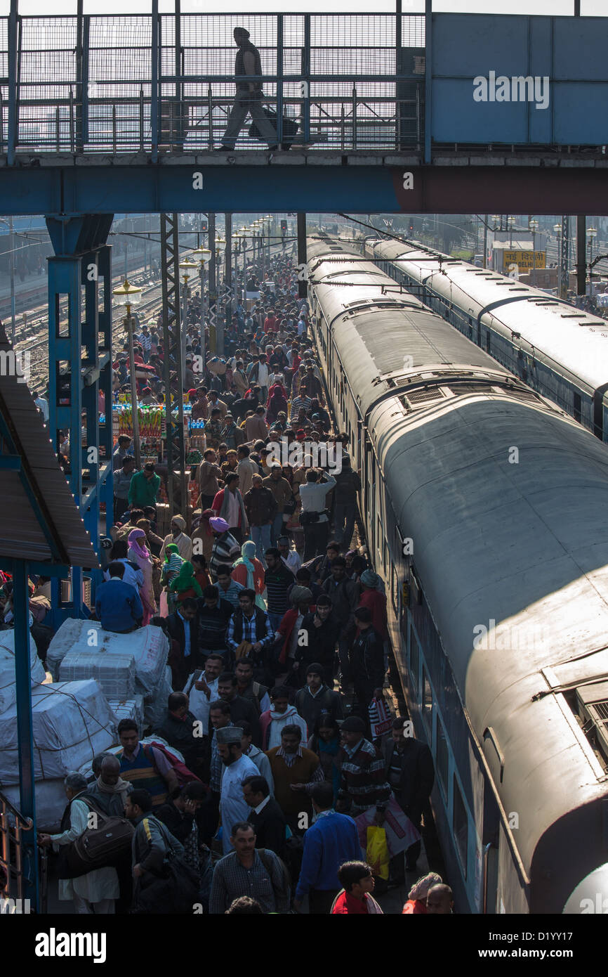 New delhi railway station platform hi-res stock photography and images ...