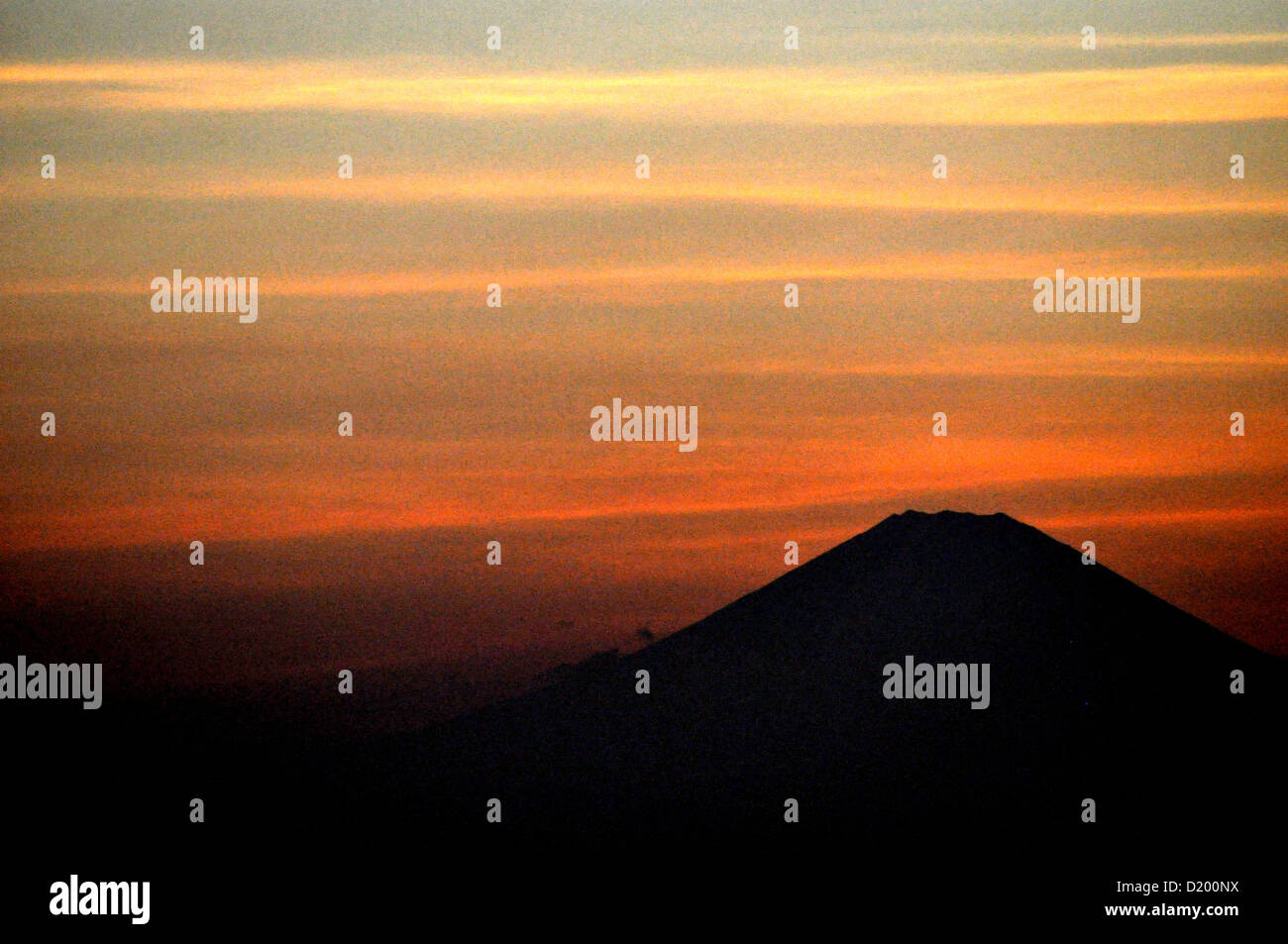 Kamakura (Kanagawa, Japan): sunset with the Mount Fuji on the ...