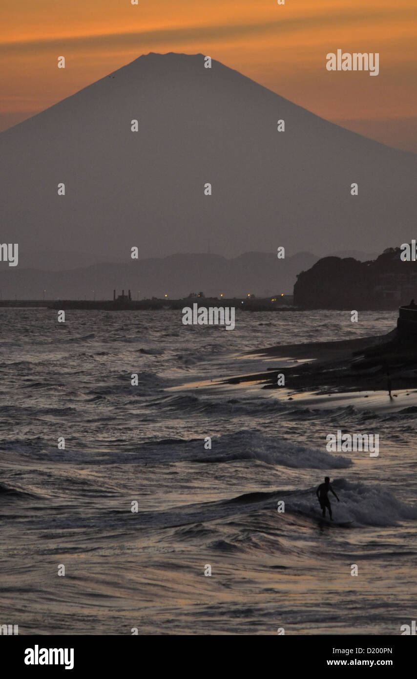 Kamakura (Kanagawa, Japan): sunset with the Mount Fuji on the ...