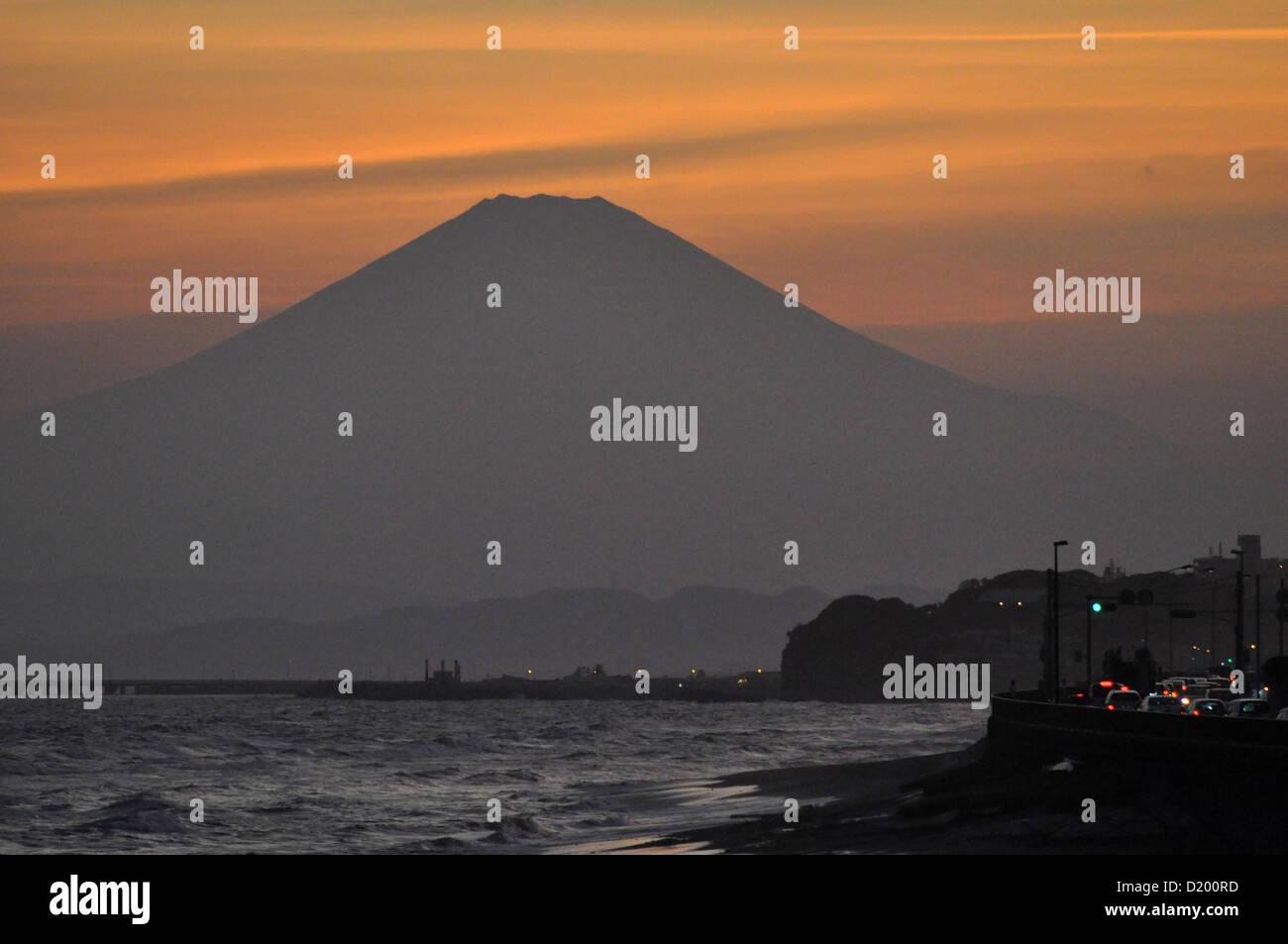 Kamakura (Kanagawa, Japan): sunset with the Mount Fuji on the ...