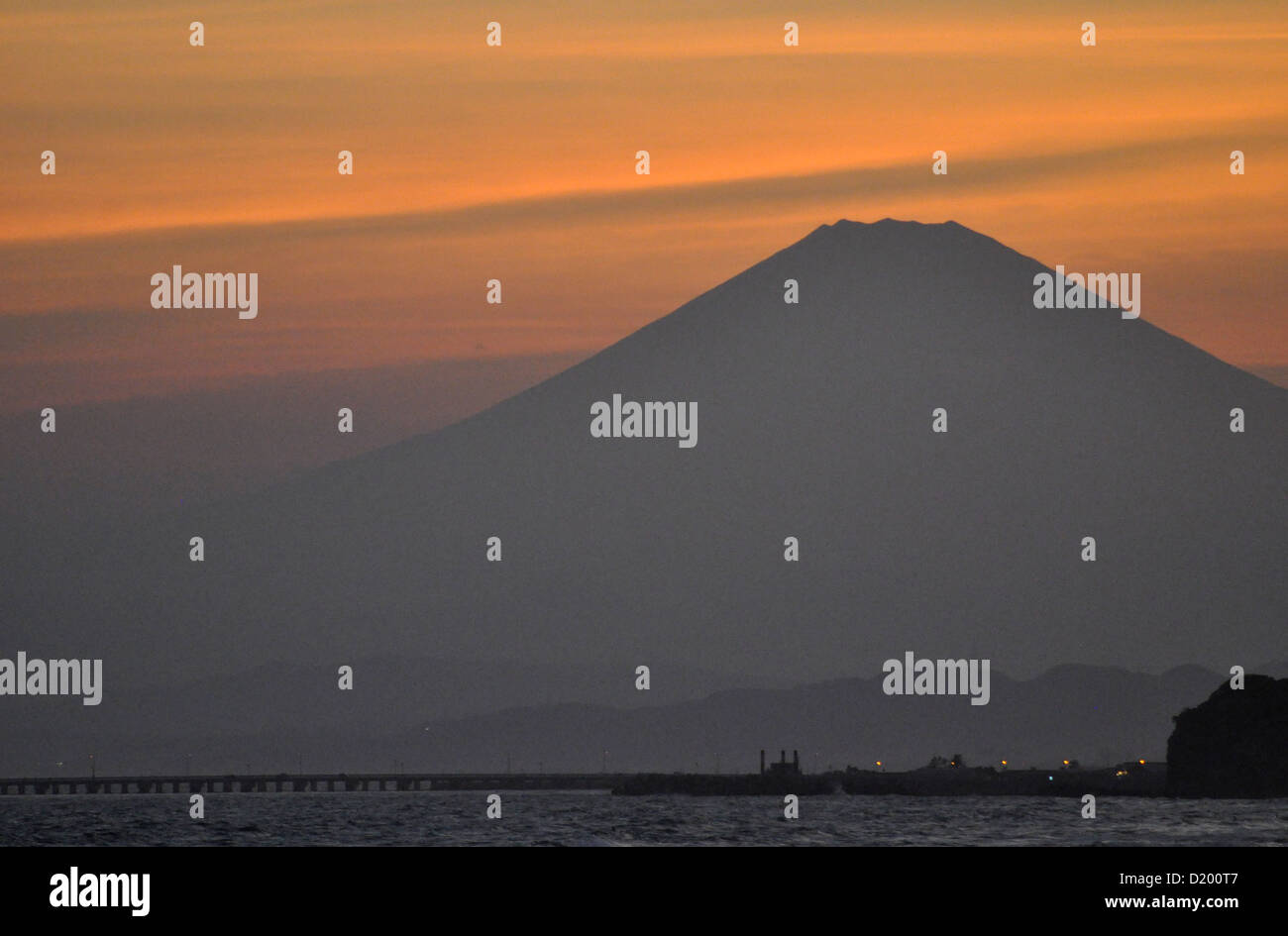 Kamakura (Kanagawa, Japan): sunset with the Mount Fuji on the ...