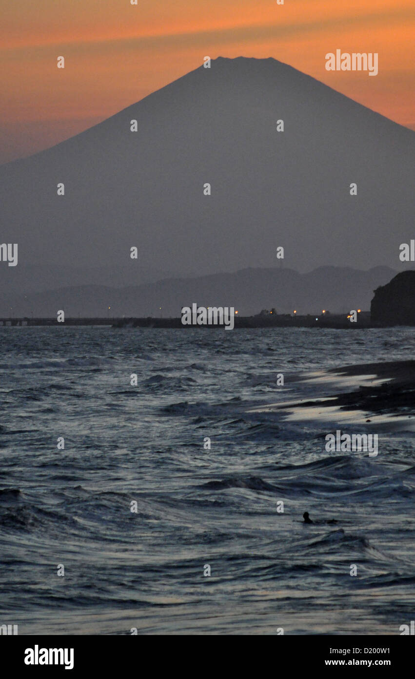 Kamakura (Kanagawa, Japan): sunset with the Mount Fuji on the ...
