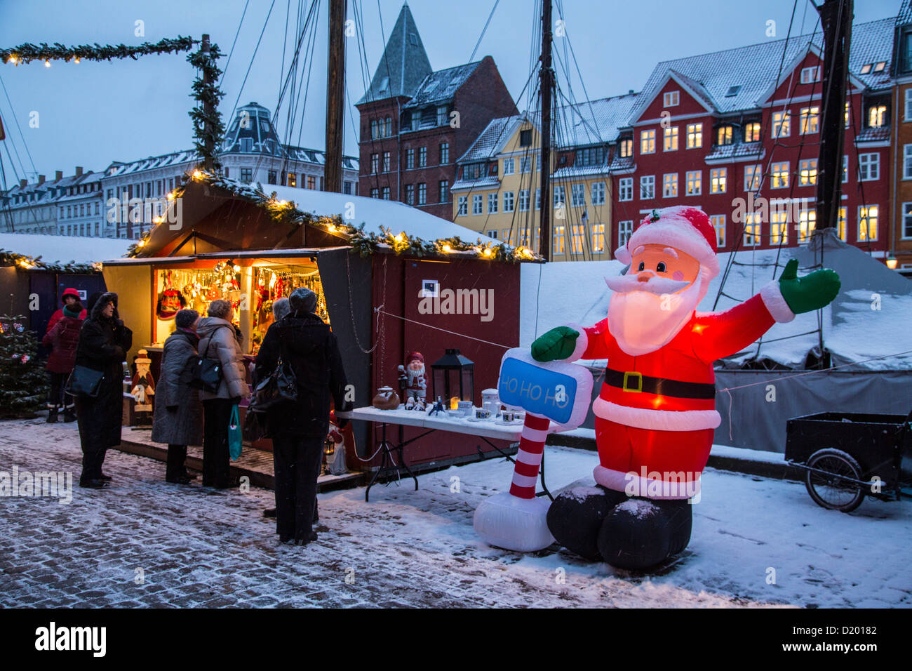 Christmas market in the old town, inner city port, Nyhavn area. old ...