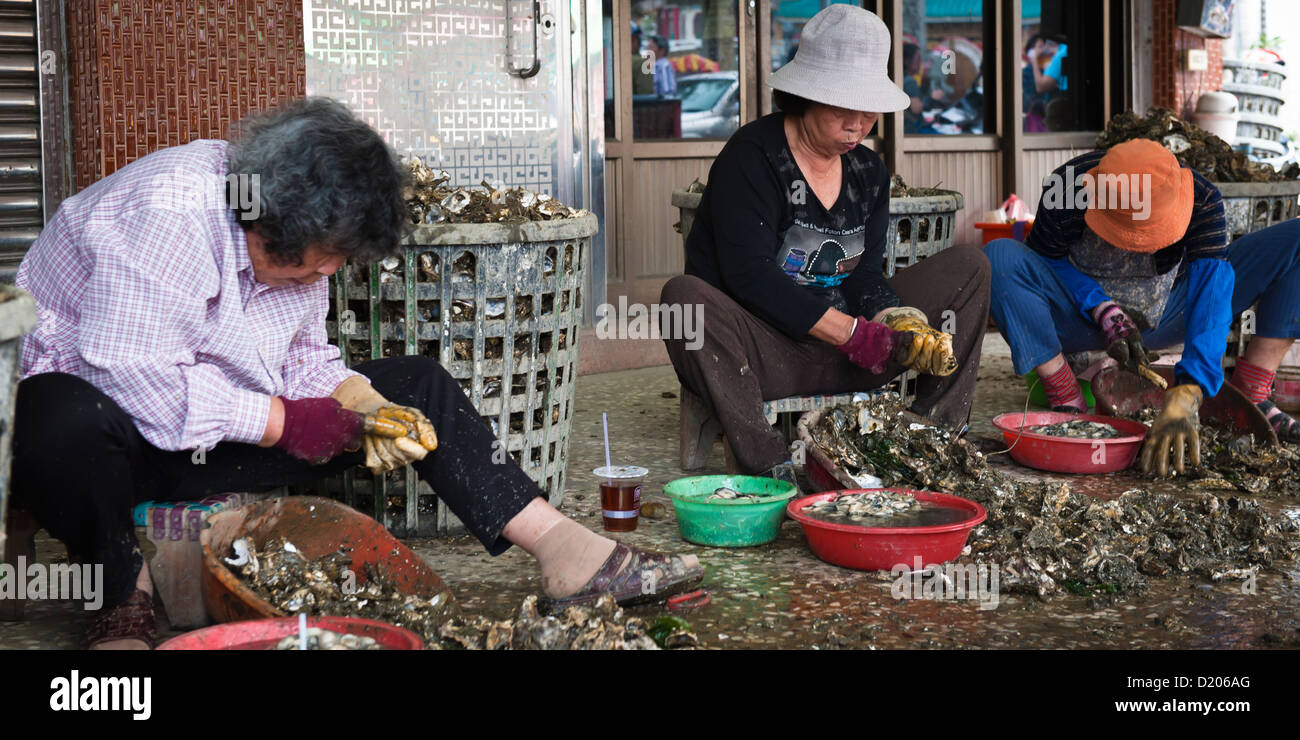 Shucking oysters hi-res stock photography and images - Alamy