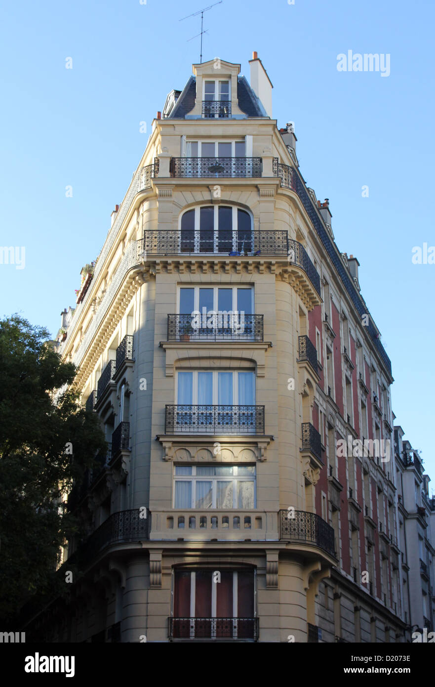 Facade of a traditional apartment building in Paris, France Stock Photo ...