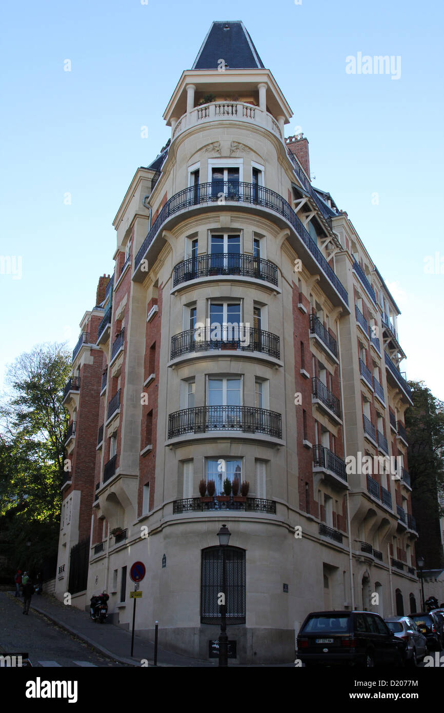 Facade of a traditional apartment building in Paris, France Stock Photo ...