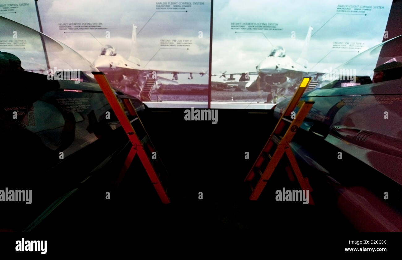 Flightdeck simulation hi-res stock photography and images - Alamy
