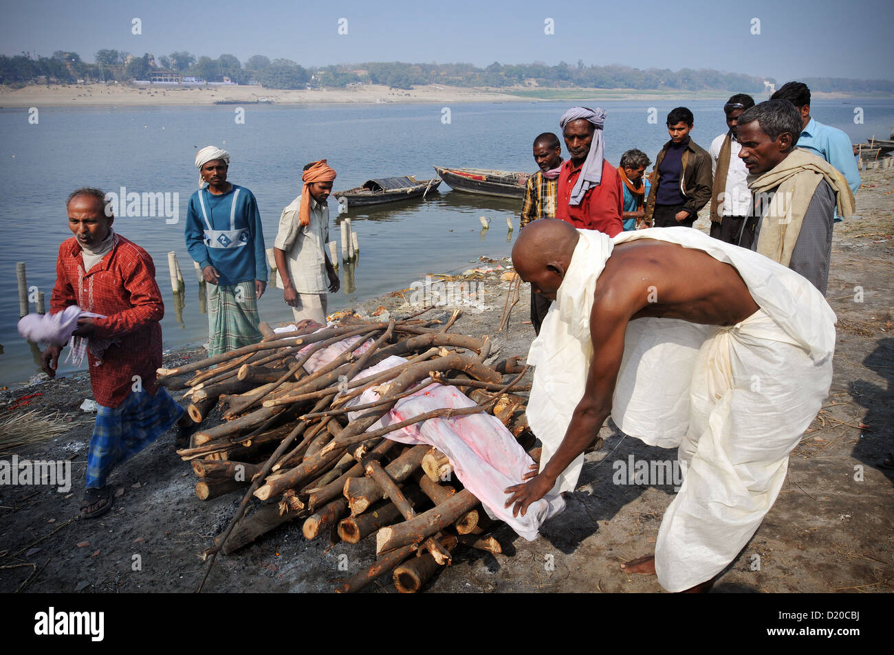 A cremation on the banks of the Ganges in India Stock Photo - Alamy