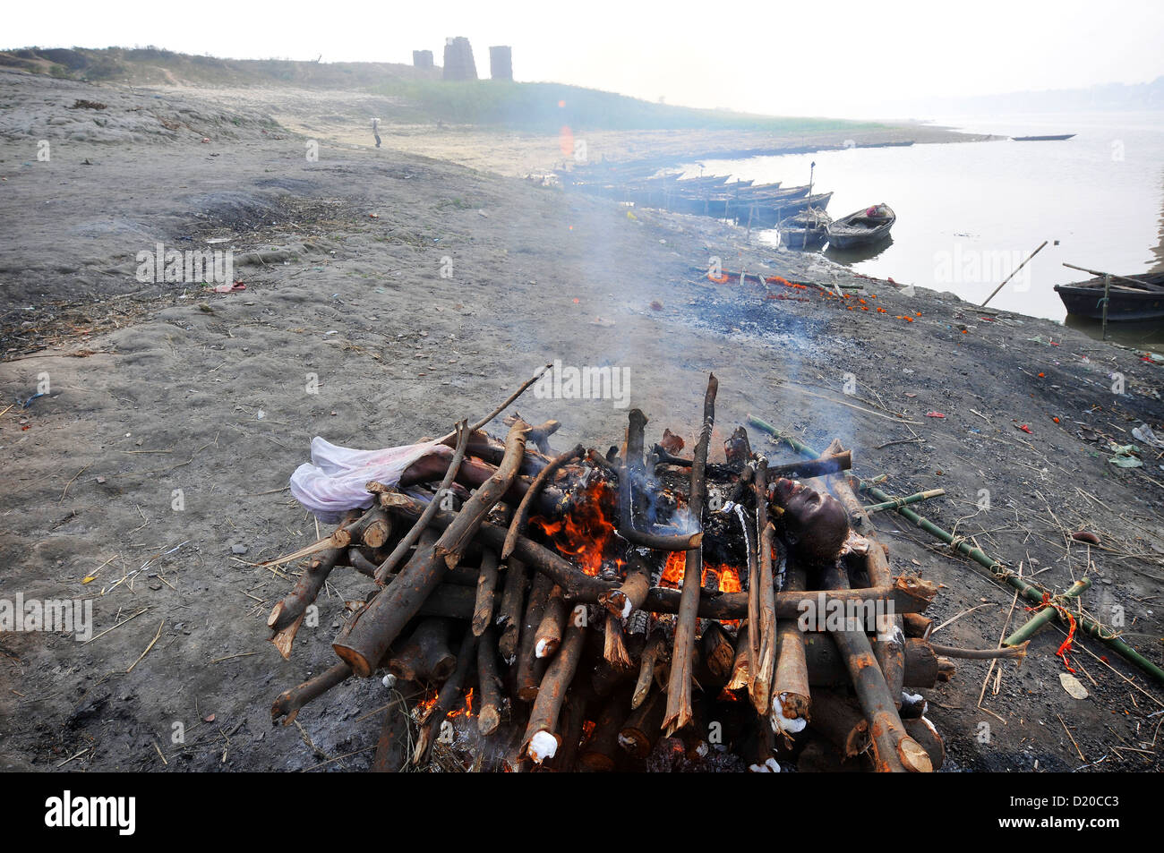 A cremation on the banks of the Ganges in India Stock Photo - Alamy
