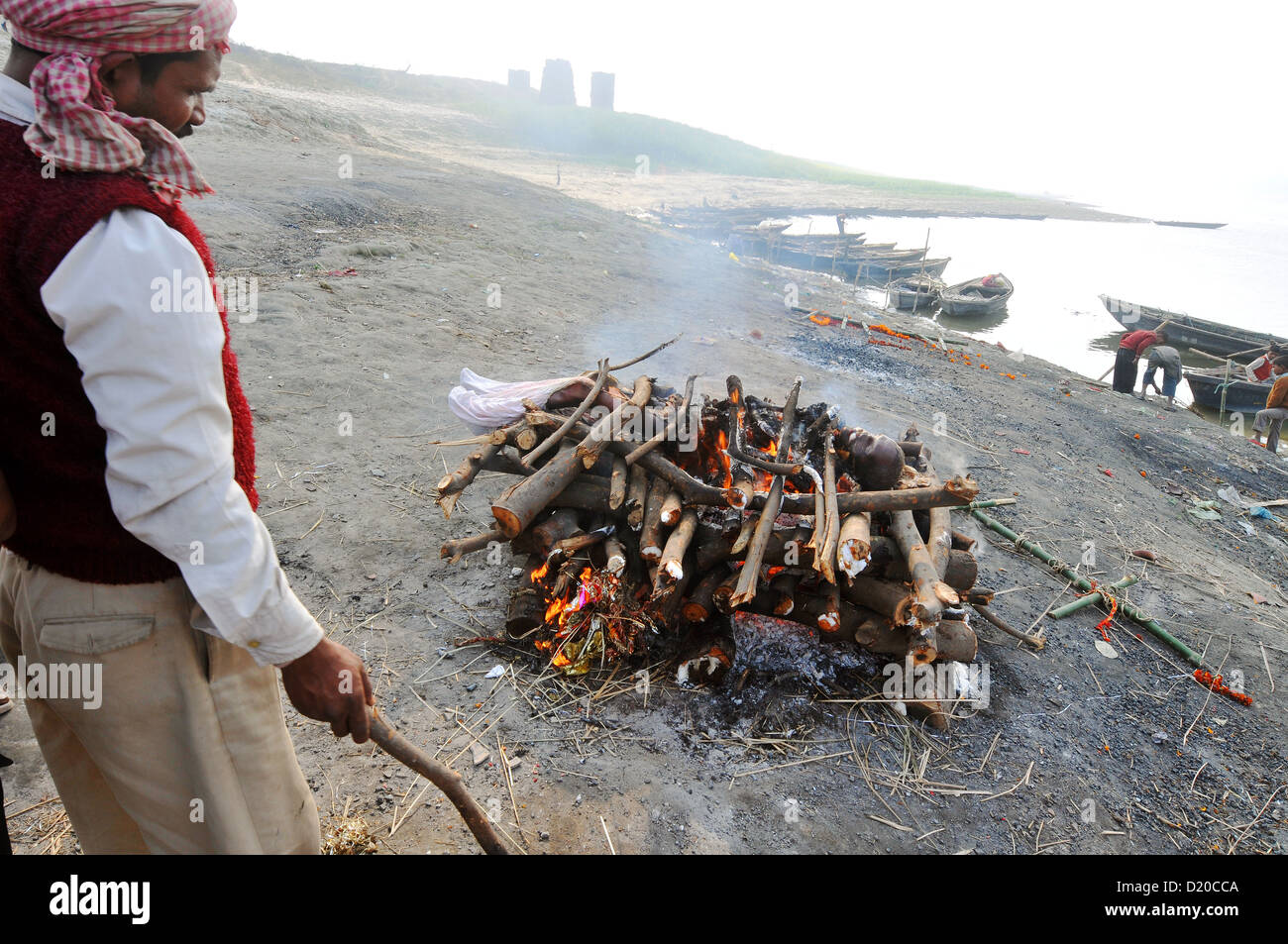 A cremation on the banks of the Ganges in India Stock Photo - Alamy