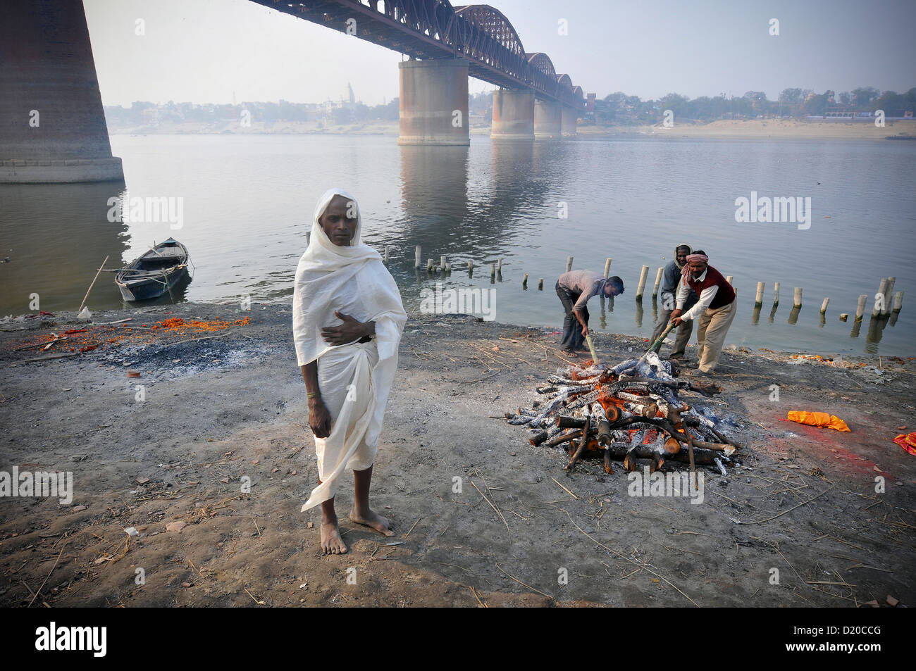 India ganges cremation hi-res stock photography and images - Alamy