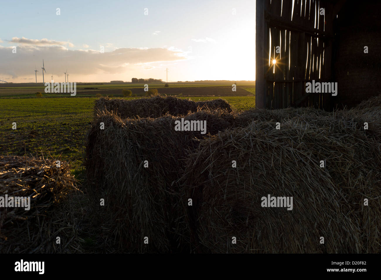 Old straw and mud barn hi-res stock photography and images - Alamy